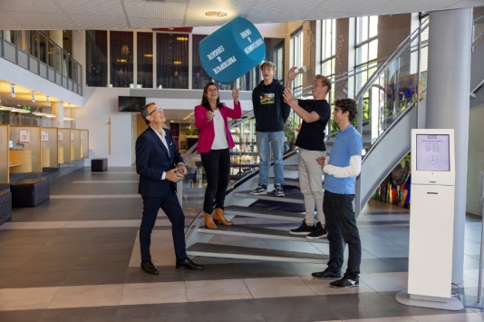 Studenten Nova College bieden college B&W Beverwijk helpende hand bij ...