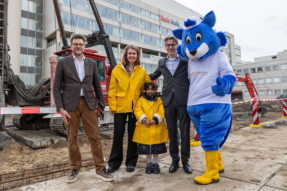 Eerste paal nieuwbouw RKZ feestelijk de grond in gedraaid